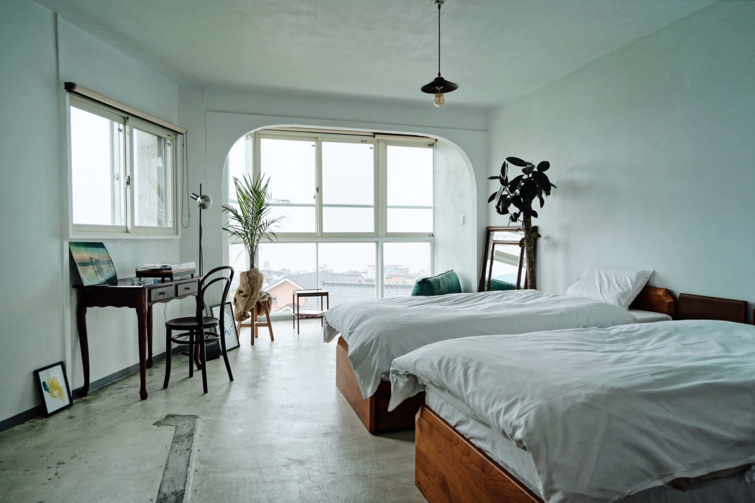 等身大でくつろげるホテルを。「熱海紅楼」から宿としての営みを受け継ぎ、新たに誕生した「HOTEL 2YL ATAMI」。 - マチモリ不動産